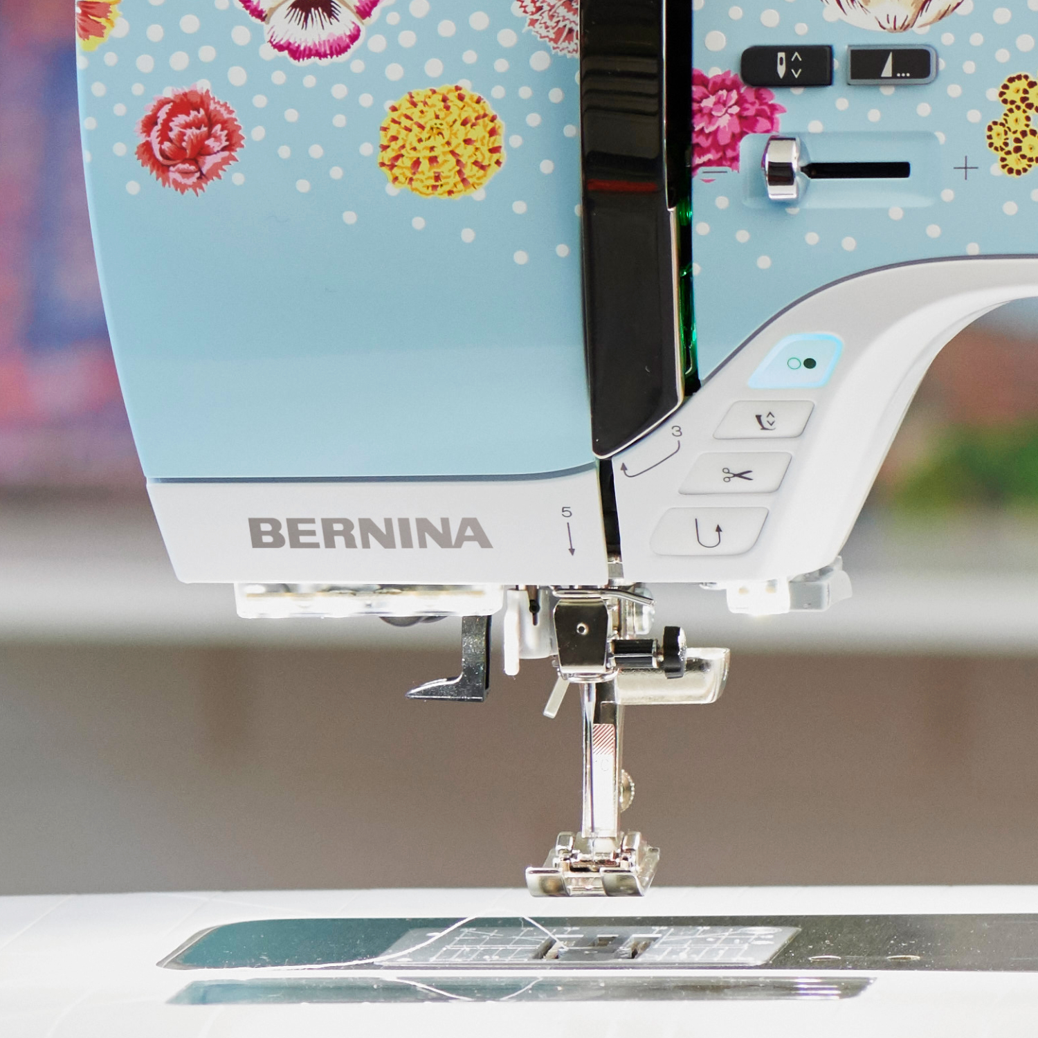 BERNINA 570 QE Kaffe Edition - Blooms for your sewing room - BERNINA