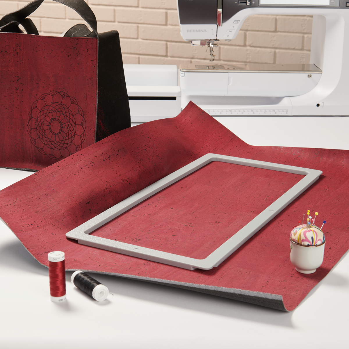 Medium Border Magnetic Embroidery Hoop - BERNINA