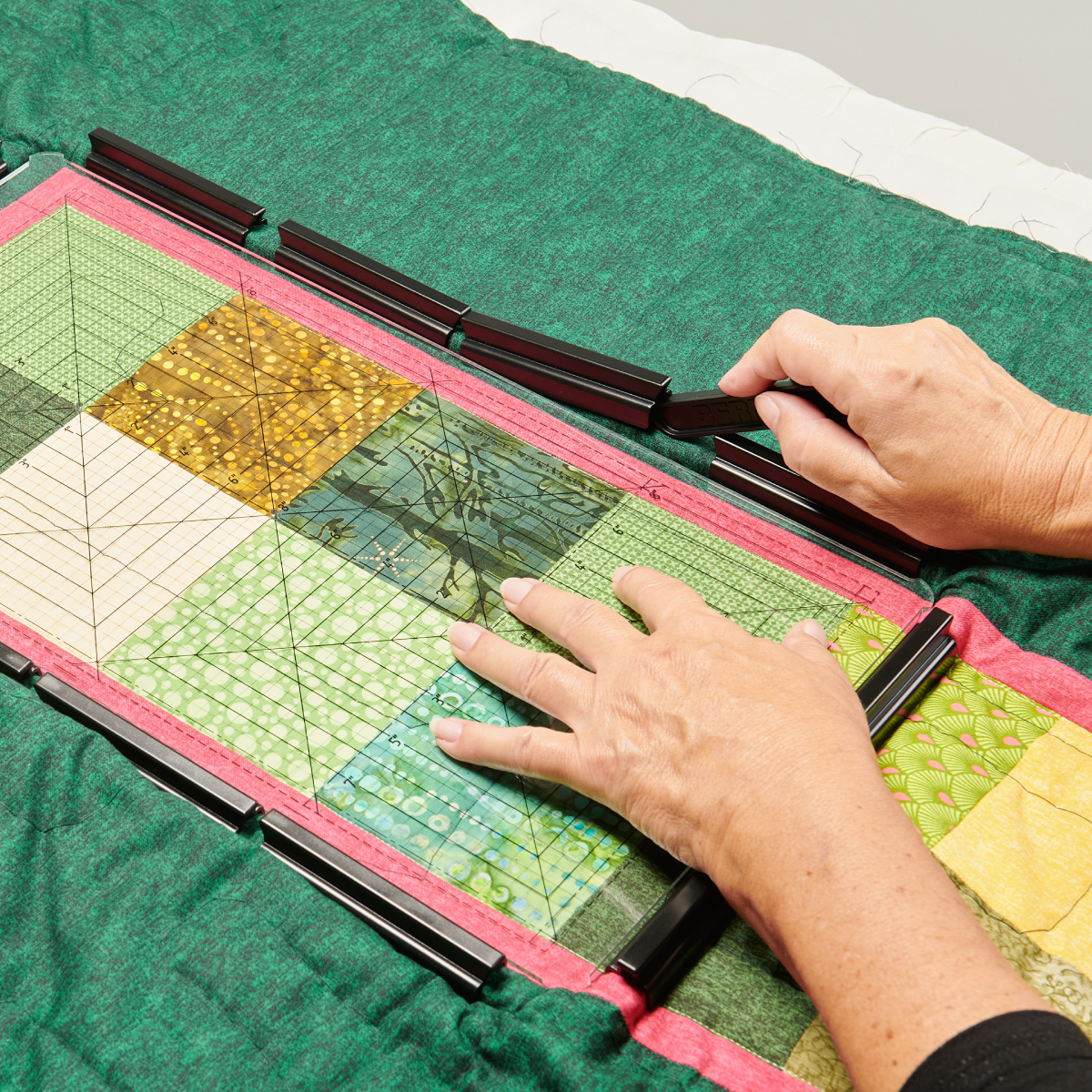 Medium Border Clamp Embroidery Hoop - BERNINA